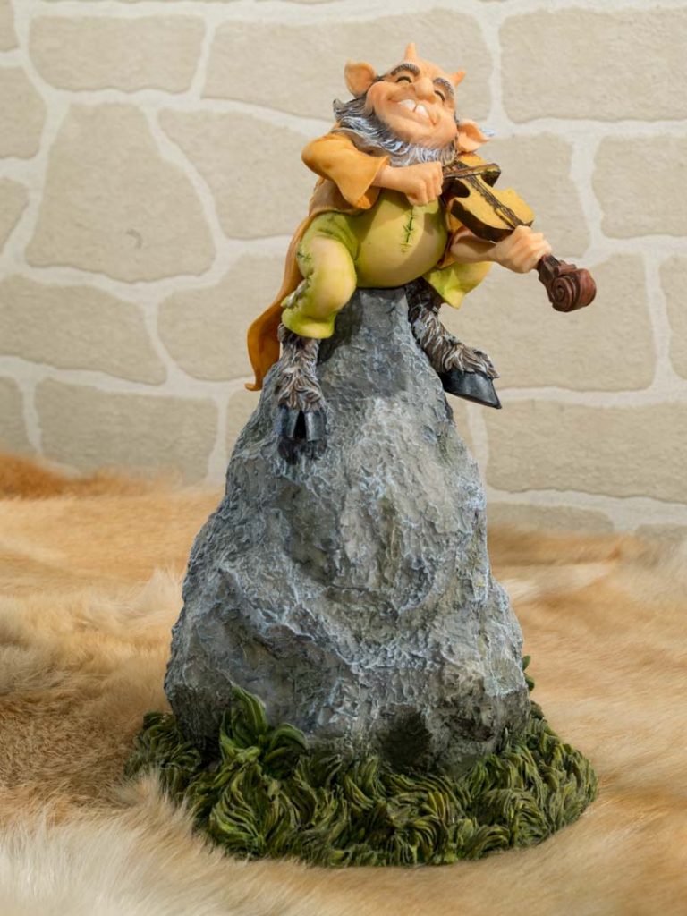 Korrigan : Le Violoniste sur son menhir - Terres-celtiques